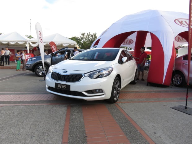 Test Drive Kia Cerato Pro 2016 automático | Pruebaderuta.com